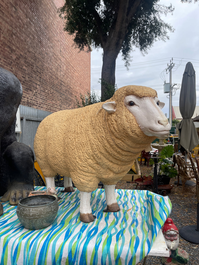 ‘Dolly’ - Life-size Fibreglass Sheep Statue – La La Vintage